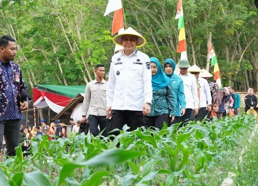 Atasi Stunting dan Cegah Inflasi, Pj Gubernur Sumsel Fatoni Tebar Ikan ... Atasi Stunting dan Cegah Inflasi, Pj Gubernur Sumsel Fatoni Tebar Ikan ...